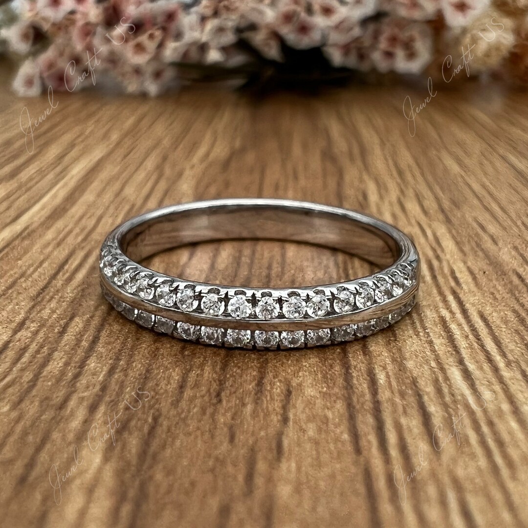 Anillo de compromiso de doble hilera de diamantes y moissanita redonda ...