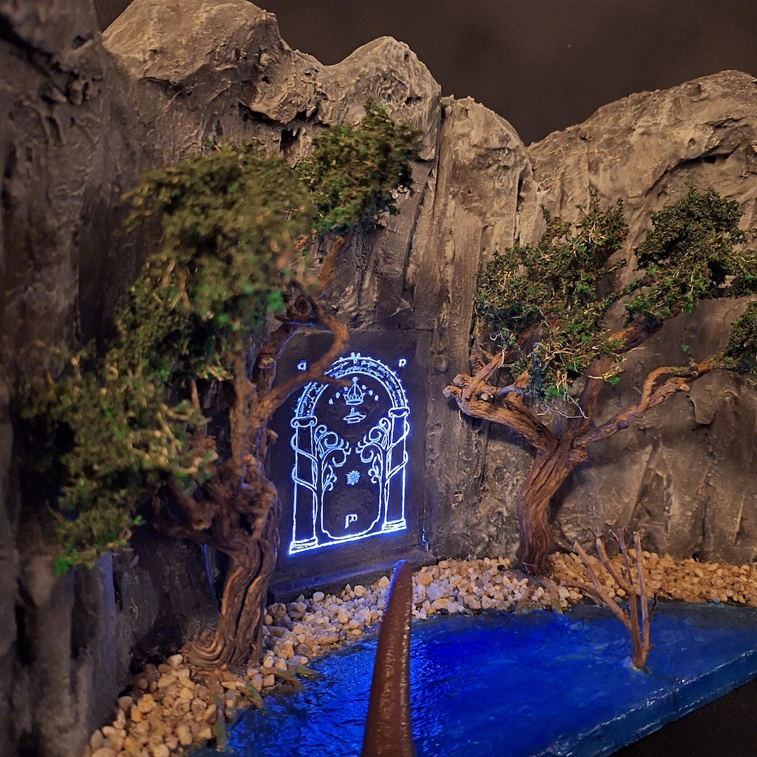 Doors of Moria Book Nook – Dwarven Rune Door Bookshelf Insert Lamp ...
