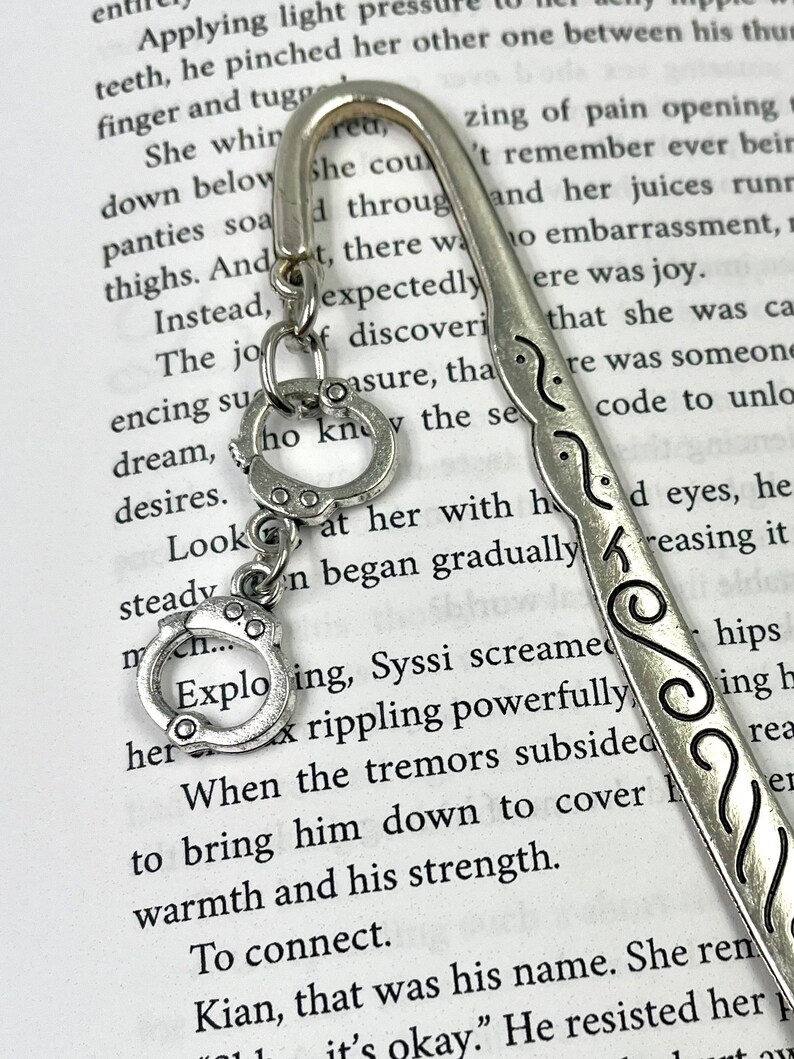 Handcuff Book Hook / Silver Metal 3D Bookmark / Booktok, Romance ...