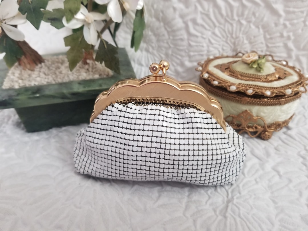 Vintage White Metal Mesh Kiss Lock Coin Purse, Vintage 50's / 60's Mesh ...