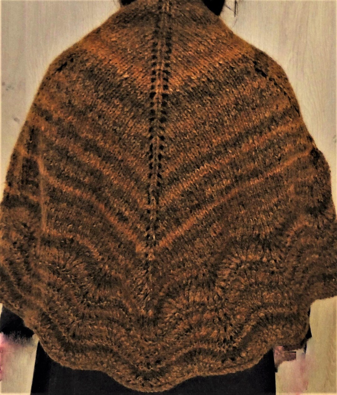 Capa marrom tricotada à mão em fio mohair italiano - 60" x 28" Ombro ...