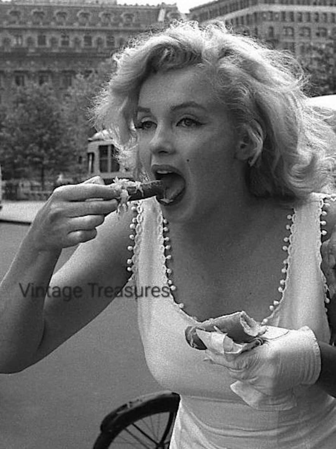 Marilyn Monroe Eating Hot Dog in NYC. 1957 - Etsy Canada