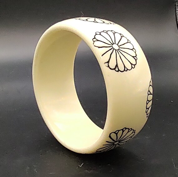 Vintage Art Deco Cream Lucite Plastic Bangle Bracelet… - Gem