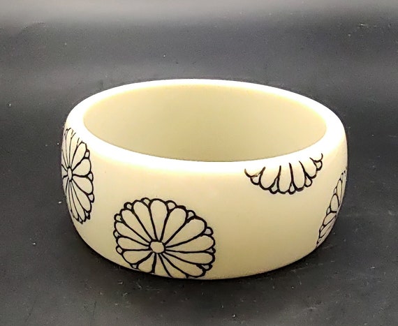 Vintage Art Deco Cream Lucite Plastic Bangle Bracelet… - Gem