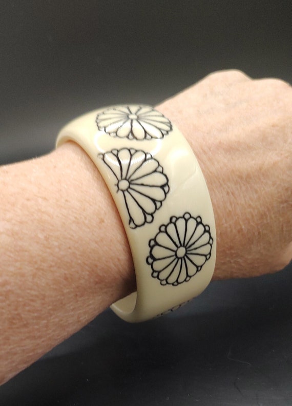 Vintage Art Deco Cream Lucite Plastic Bangle Bracelet… - Gem