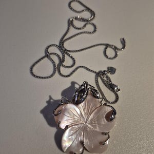 Pretty Carved Pink Muscle Shell Flower Pendant Necklace Sterling Silver ...