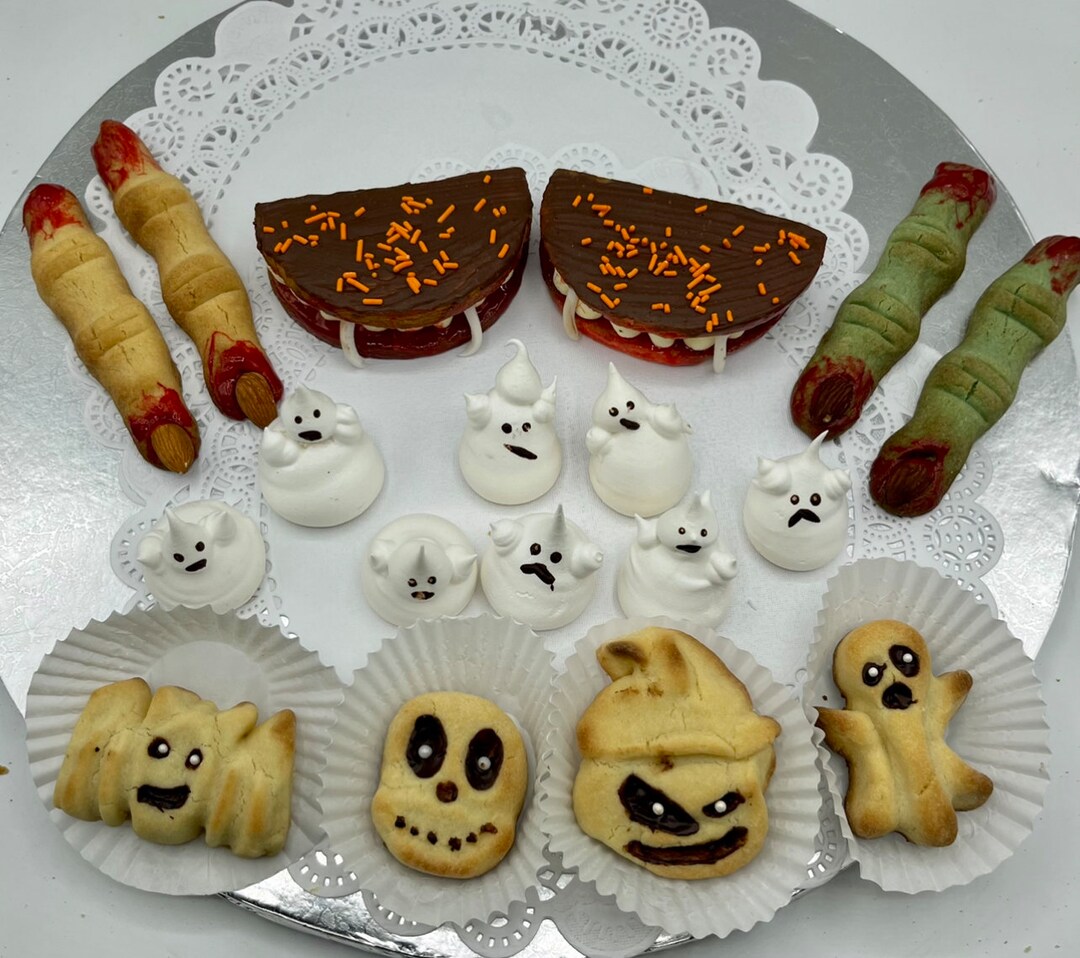 18 Piece Spooky Halloween Cookie Combo - Etsy