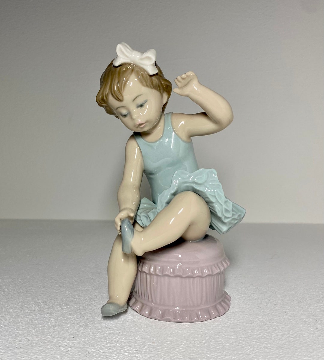 Lladro Spain Figurine Daisa 1980 Little Ballerina Putting on Ballet ...