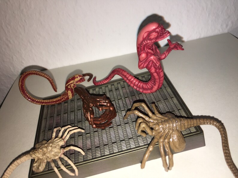 Neca Movie Maniacs HR Giger Facehugger Chestburster Alien ALIENS Figure ...