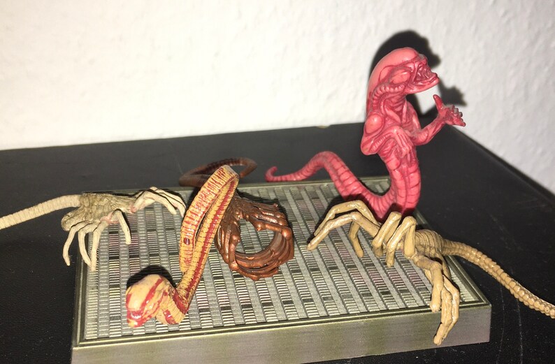 Neca Movie Maniacs HR Giger Facehugger Chestburster Alien ALIENS Figure ...