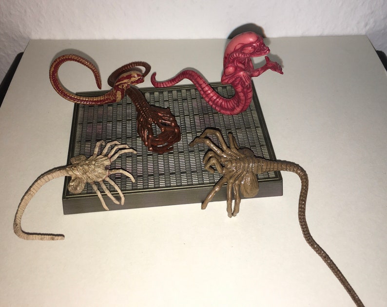 Neca Movie Maniacs HR Giger Facehugger Chestburster Alien ALIENS Figure ...