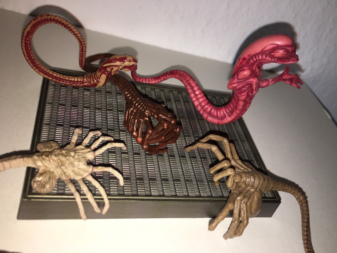 Neca Movie Maniacs HR Giger Facehugger Chestburster Alien ALIENS Figure ...