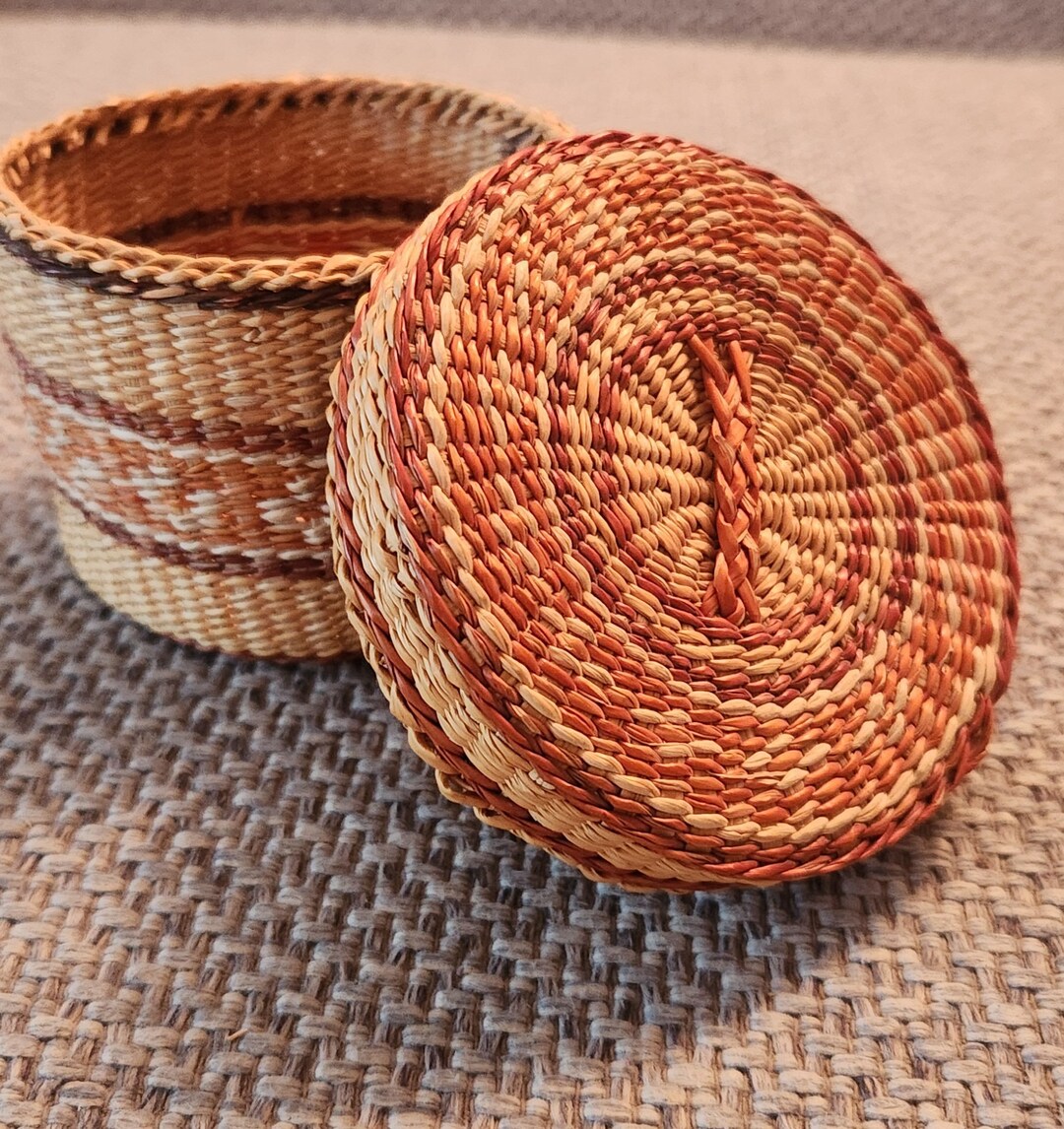 Small Vintage Lidded Basket - Etsy