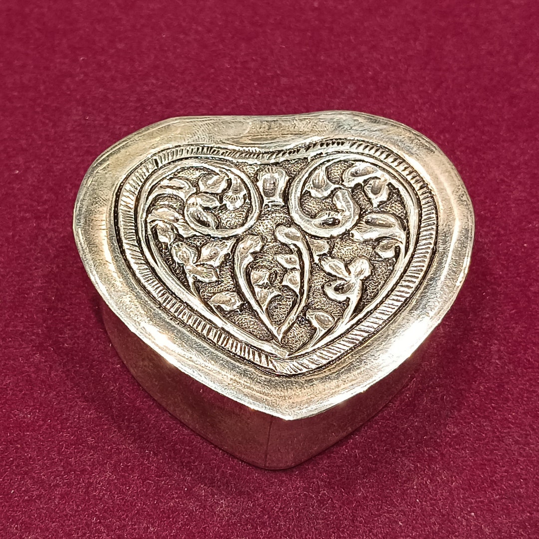 Pure Silver Sindoor Kumkum Box, New Design Box Solid Silver Sindoor ...
