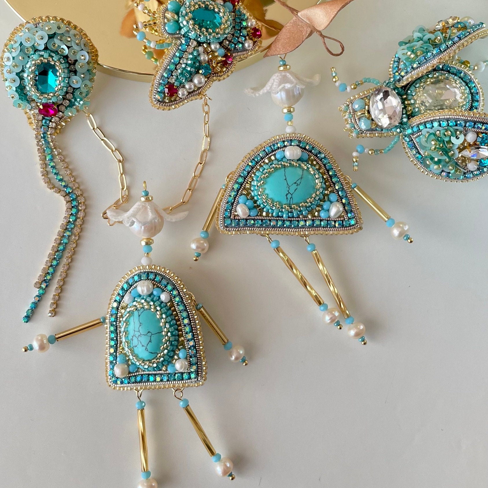 Poupée. Broche en perles Poupées . Broches amusantes. Broche en cristal ...