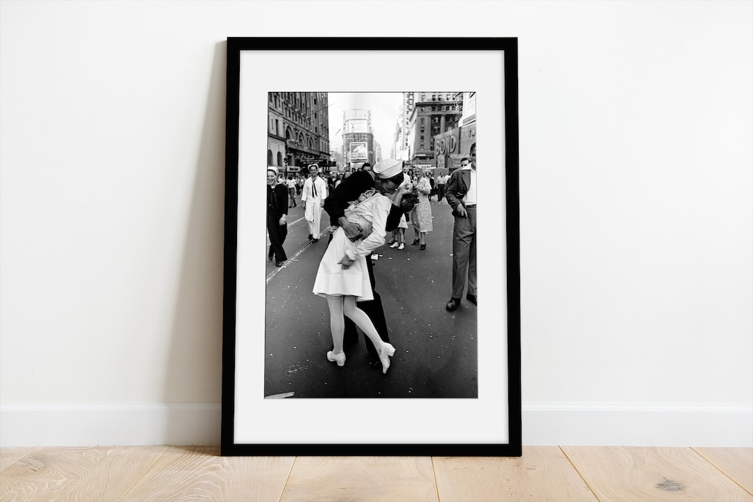 V-J Day Kiss Print by Alfred Eisenstaedt Mounted & Framed Print - Etsy
