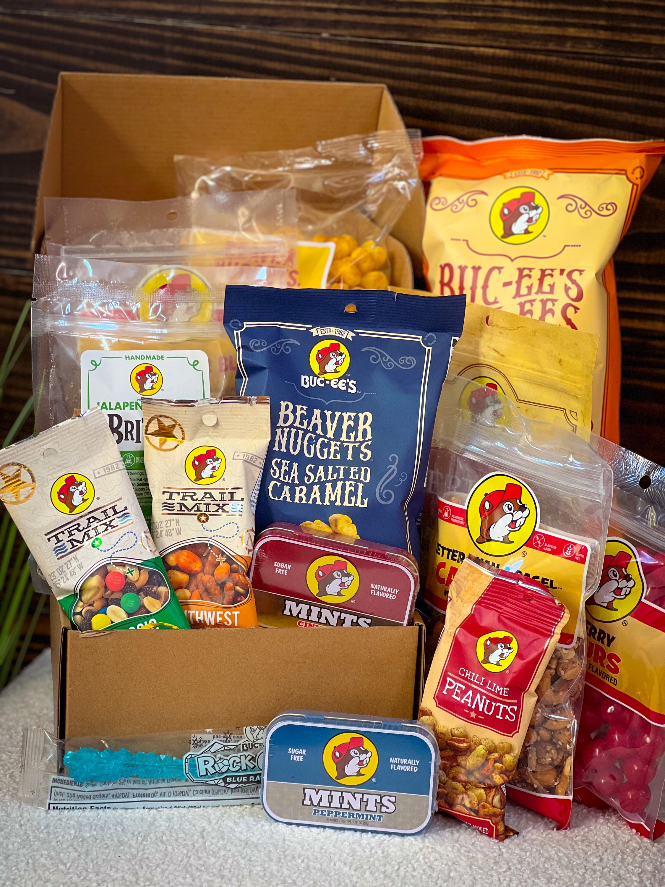 Buc-ee's Gift Box, Buc-ee's Snack Box: Assorted Nuggets, Nuts, Candy ...