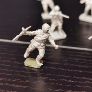 Vintage HO Scale Soldiers WWII Infantry People Figures Gray Unpainted ...