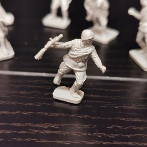 Vintage HO Scale Soldiers WWII Infantry People Figures Gray Unpainted ...