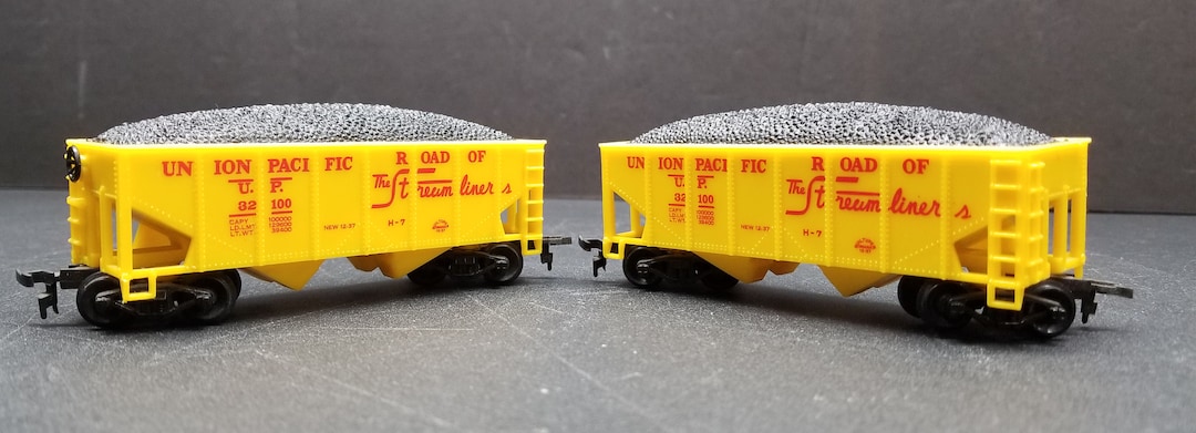 Lot of 2 HO Union Pacific 2-bay Hopper Car ''the Streamliners'' Yellow ...
