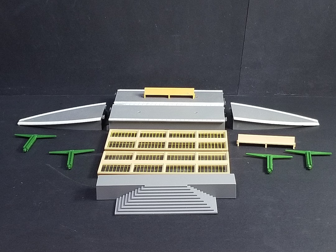 Tri-ang OO / HO Scale Platform Waiting Area With R 469/R 464 & More ...