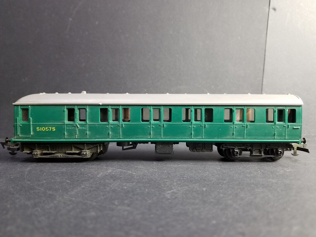 Tri-ang OO / HO Scale S1057S R156/225 Green Suburban Coach - Powered ...