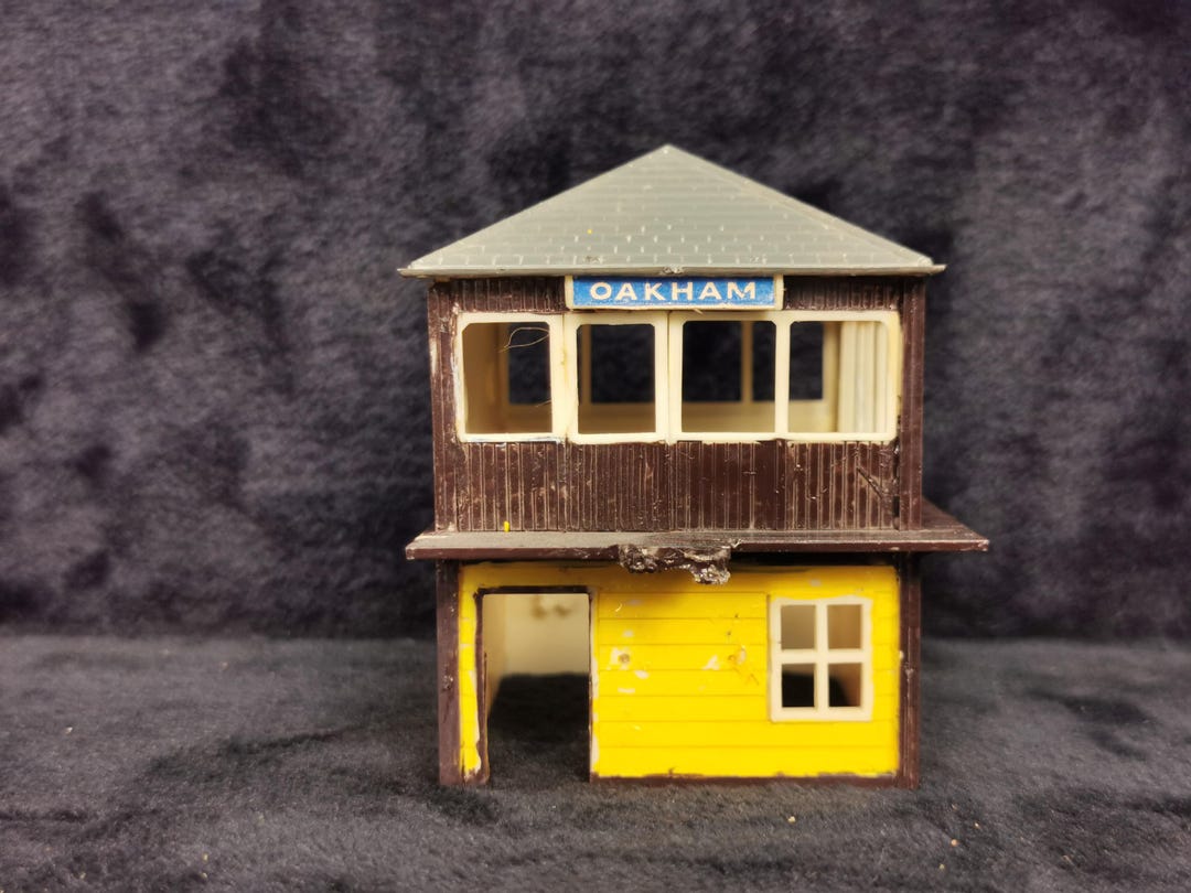 Vintage Airfix HO Scale Oakham Level Crossing Signal Box Build Kit ...