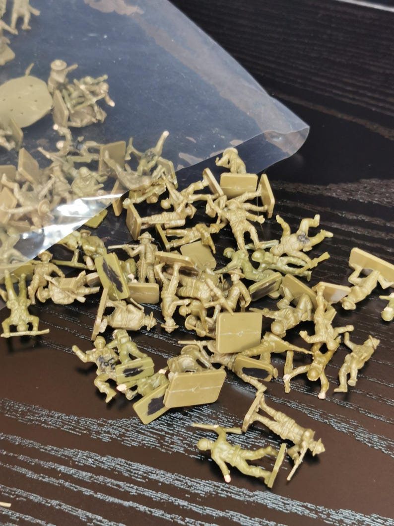 Vintage HO Scale WWII Infantry Figures: Unpainted Light Green Soldiers ...
