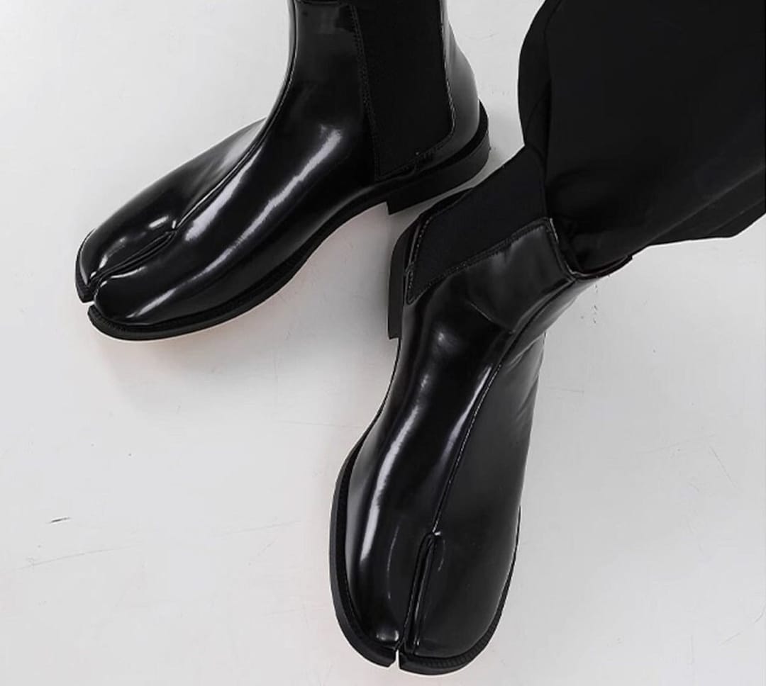 Split Toe Ankle Boots High Fashion Unisex Tabi Shoes Edgy Faux Leather ...