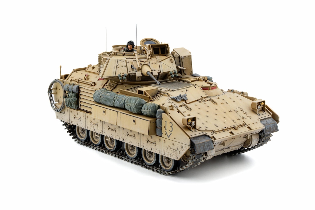 Scale Model M2A2 Bradley IFV + Display Case | 1/35 Tamiya | Desert ...