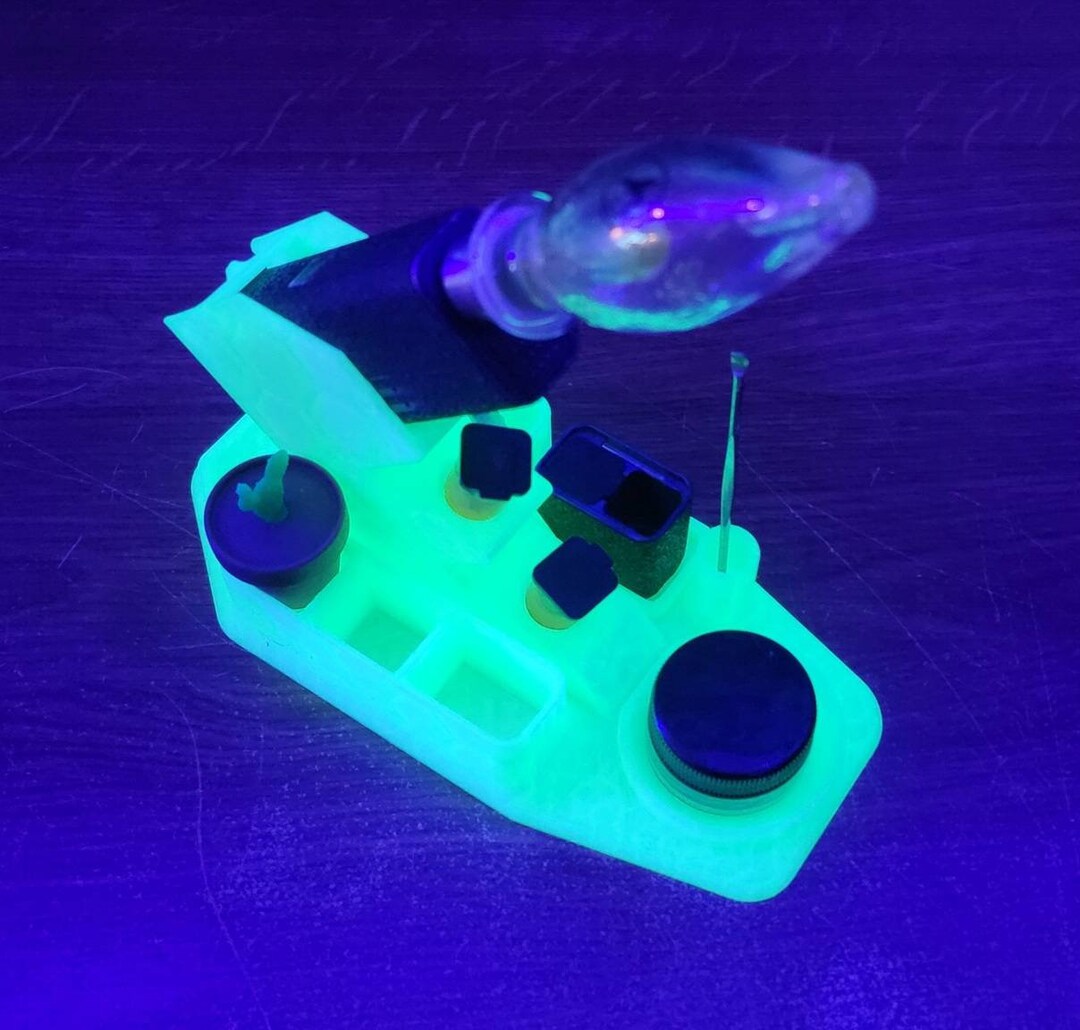 Huni Badger Nectar Collector Stand With Dab Station Green Glow in the ...