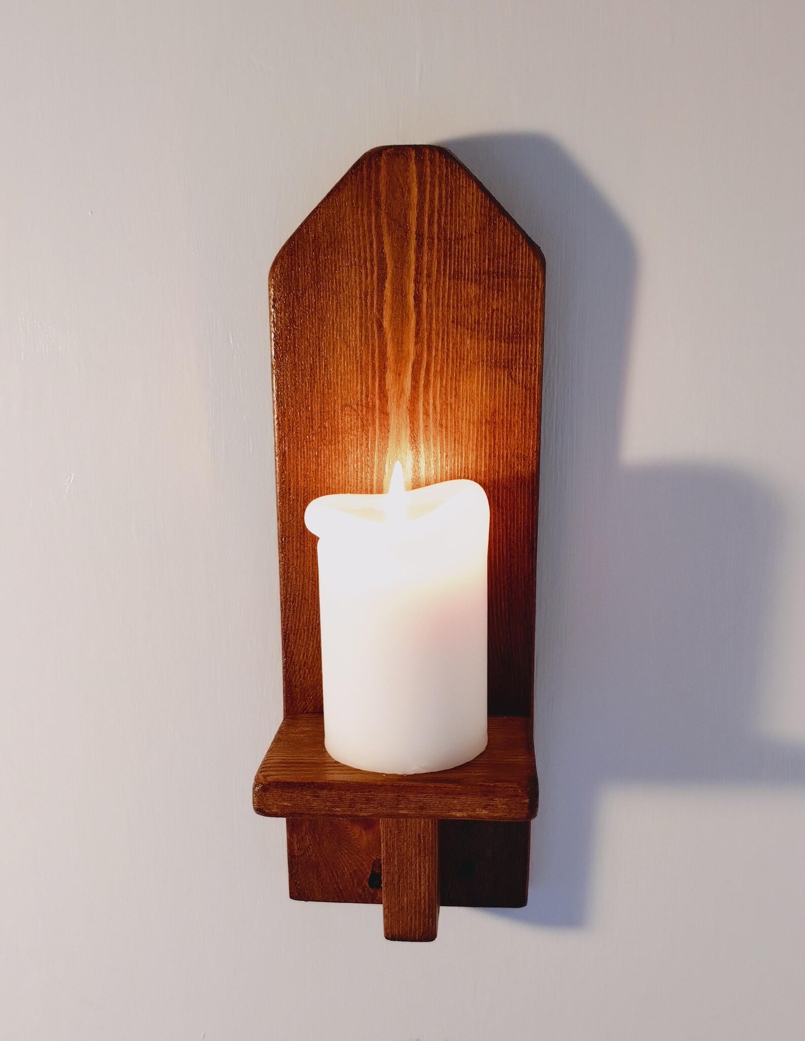 Attractive Wooden Sconce Made Solely From Upcycled Pallet Wood ...