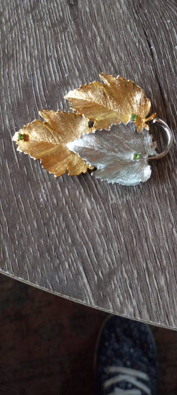 Leaf pin. Three leaves gold and silver with green cry… - Gem