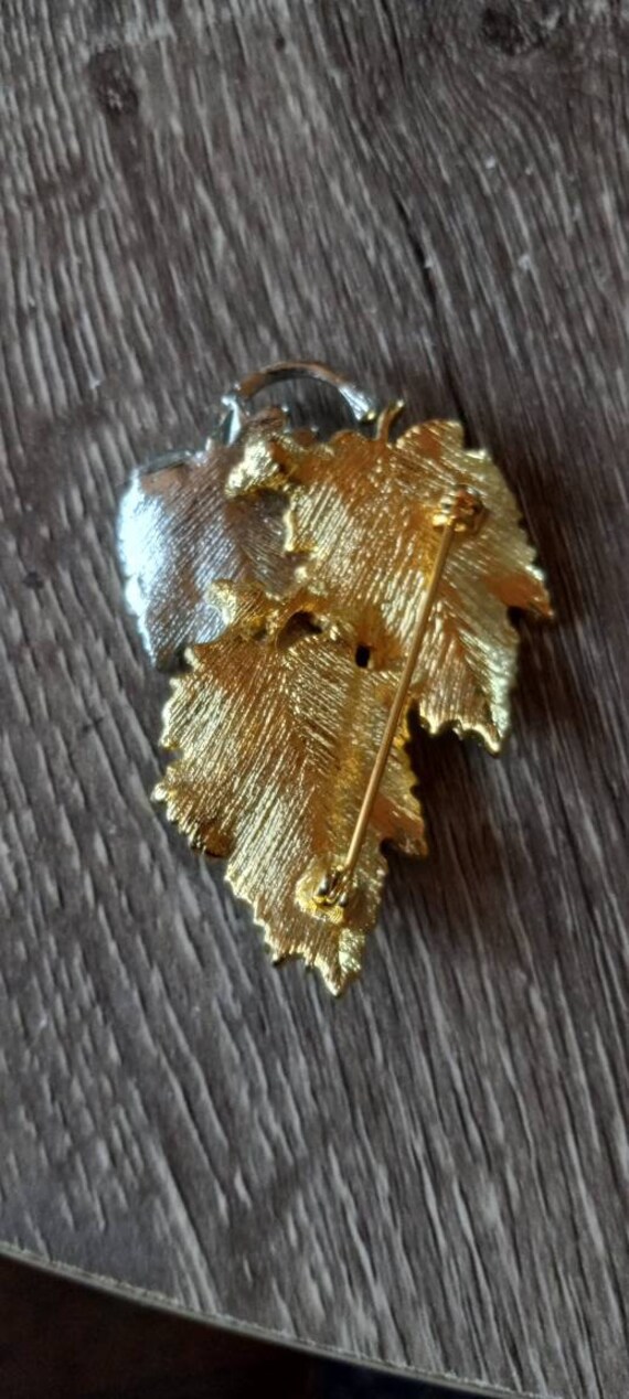 Leaf pin. Three leaves gold and silver with green cry… - Gem