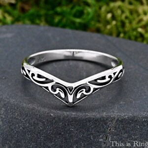 Symmetrical Filigree Swirl Cut Out Design V Shape Thumb Ring • Solid ...