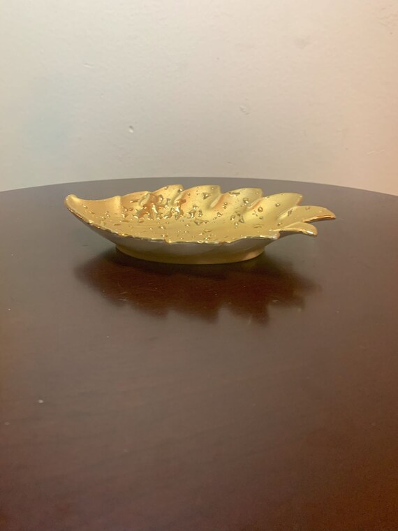 weeping bright gold clam - Gem