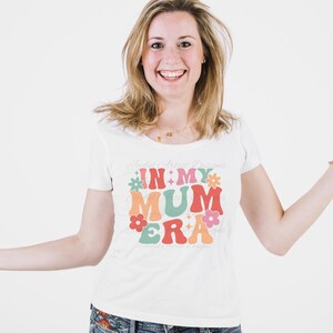 Mum Era Retro Wavy Groovy Quote Flower Mom Mum Design for Shirt T-shirt ...