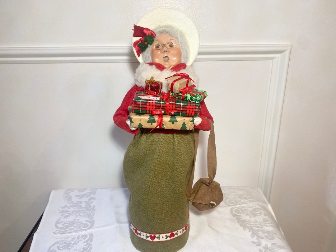 Byers' Choice Carolers Mrs. Claus With Wrapped Gifts. Shopping Mrs ...