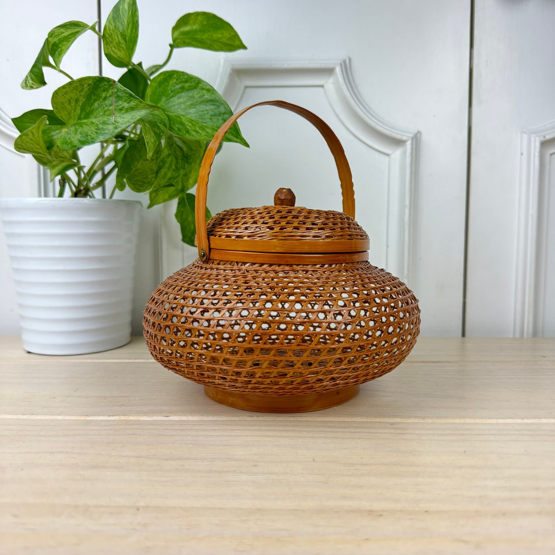 Vintage Shanghai Handicrafts Lidded Basket With Handle, Collectable ...