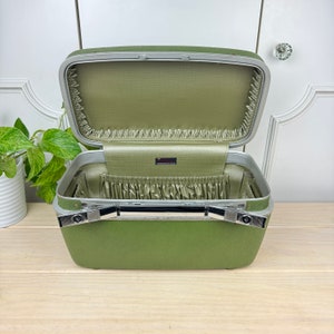 Vintage Green Royal Traveller Train Case by Shwayder Bros Inc. With Key ...
