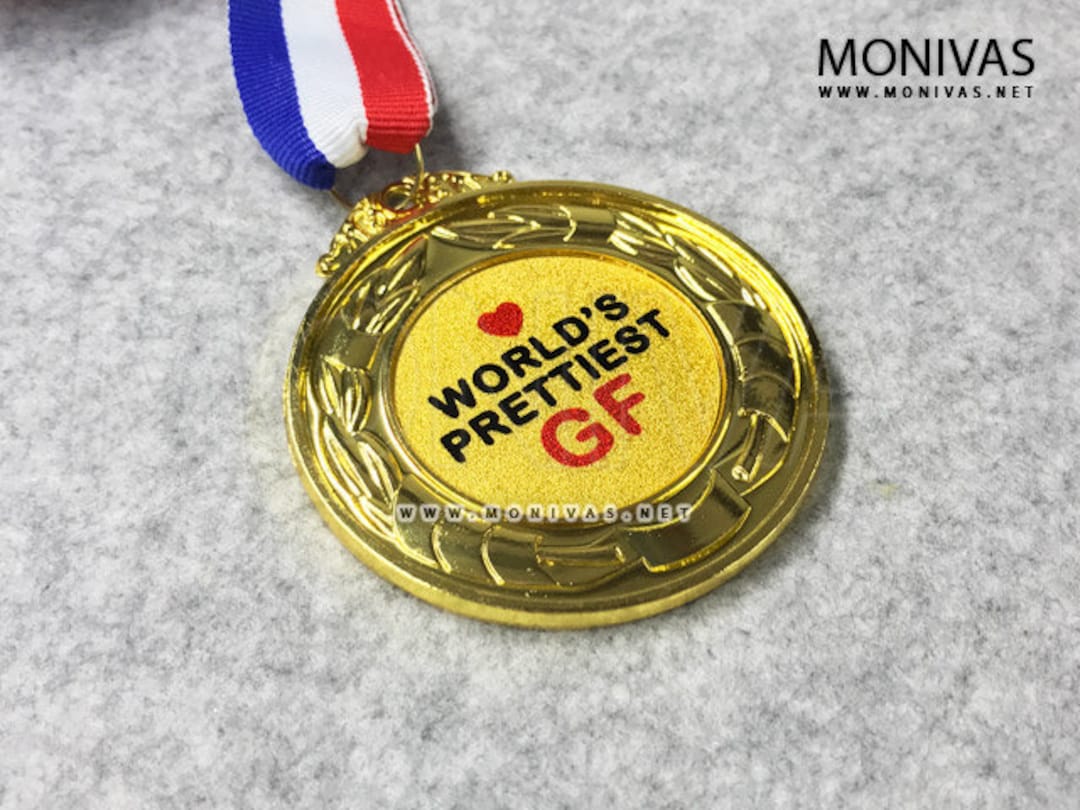 World's Prettiest Girlfriend Medal Creative Anniversary Present Unique ...