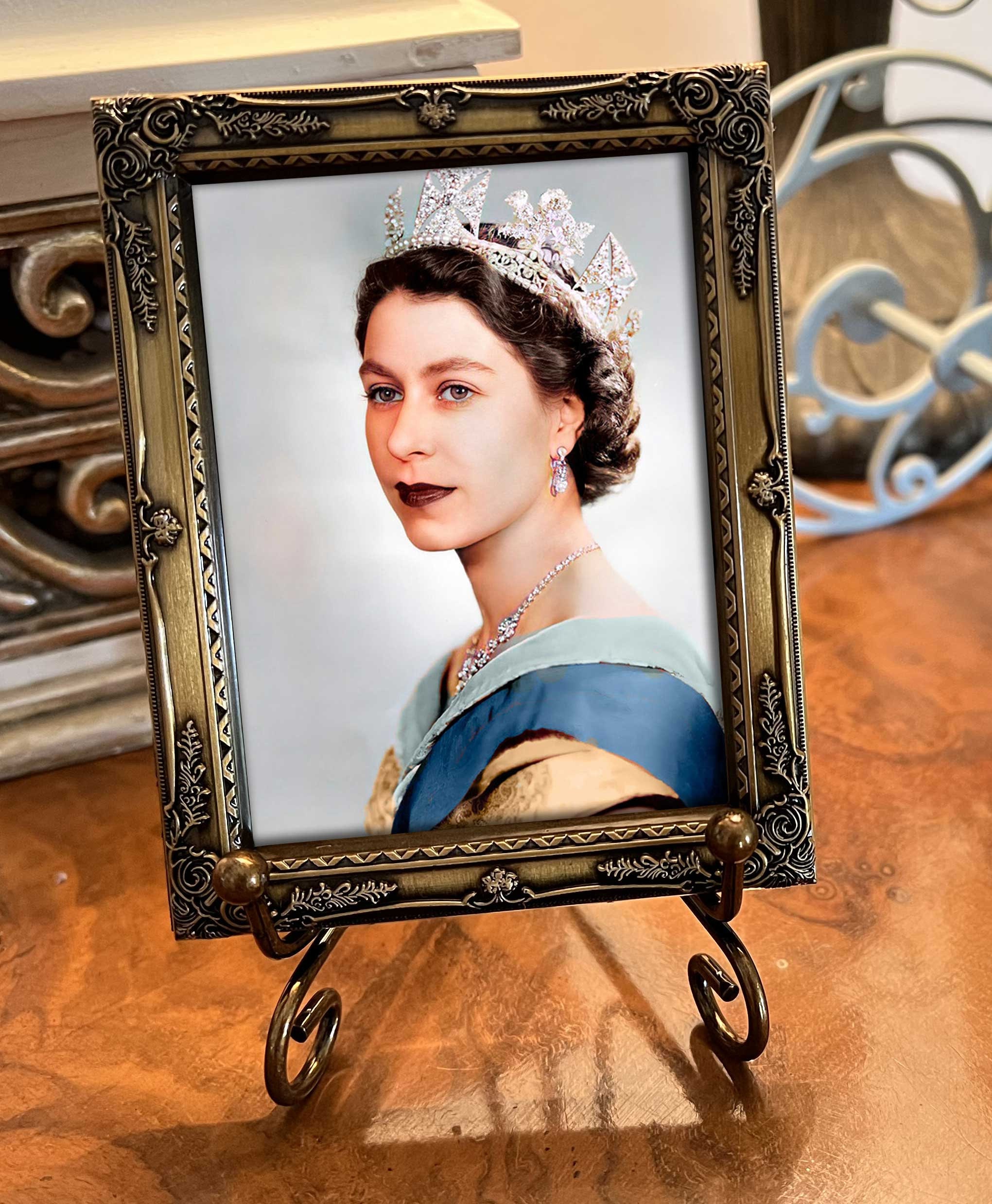 QUEEN ELIZABETH II Mini Framed Portrait With Easel in Gift Box Royal ...