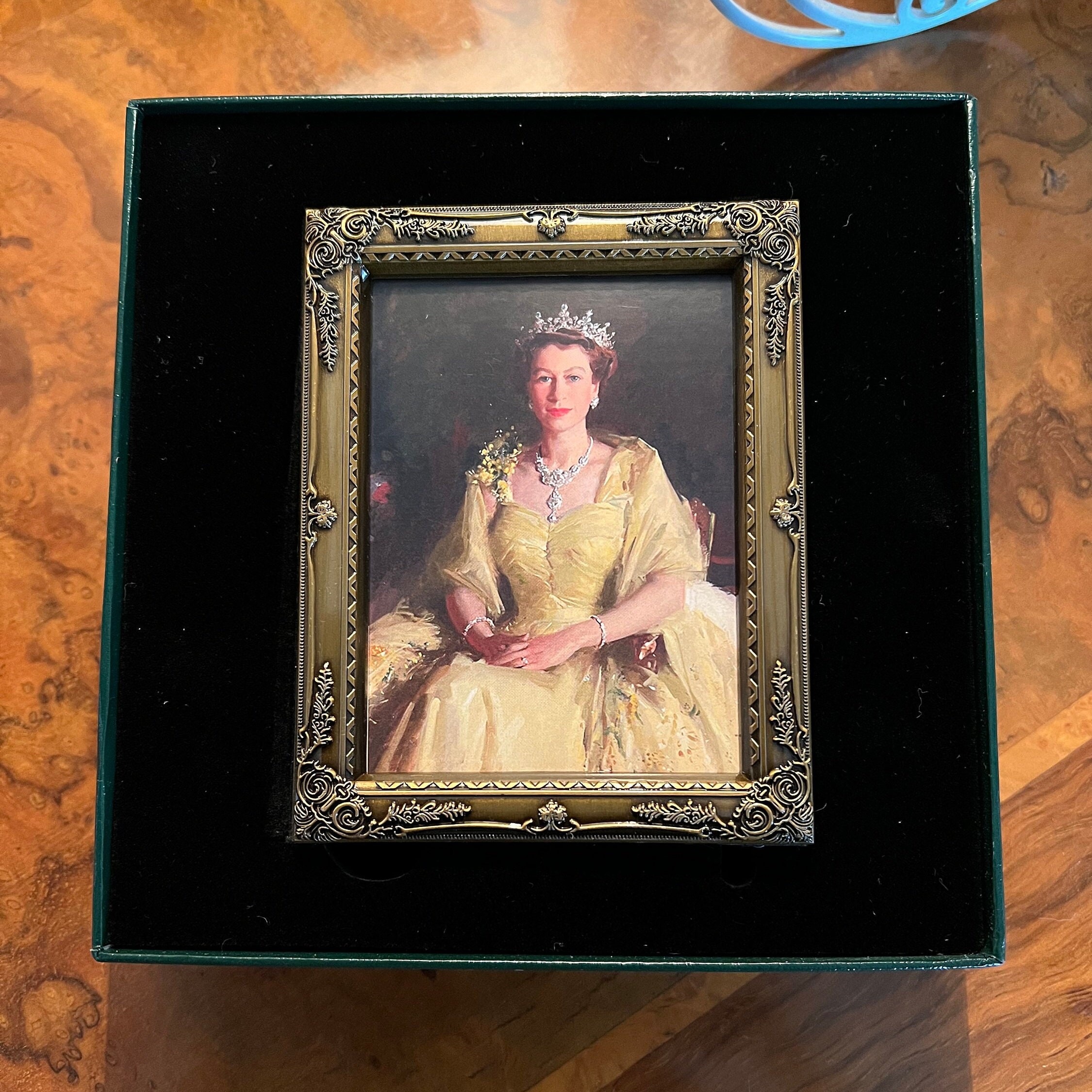 QUEEN ELIZABETH II Mini Framed Portrait With Easel in Gift Box Royal ...