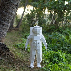 Papercraft 3D ASTRONAUT COSMONAUT Space Suit Art Low Poly Paper ...