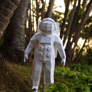 Papercraft 3D ASTRONAUT COSMONAUT Space Suit Art Low Poly Paper ...