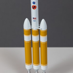 1:100 Scale Model of USA ULA Delta 4 Heavy | Spacecraft Launch Vehicle ...
