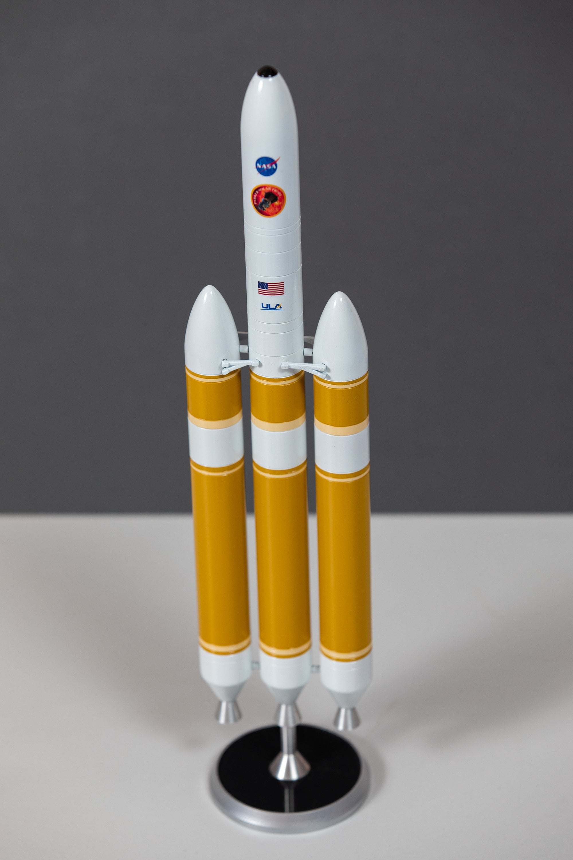 1:100 Scale Model of USA ULA Delta 4 Heavy | Spacecraft Launch Vehicle ...