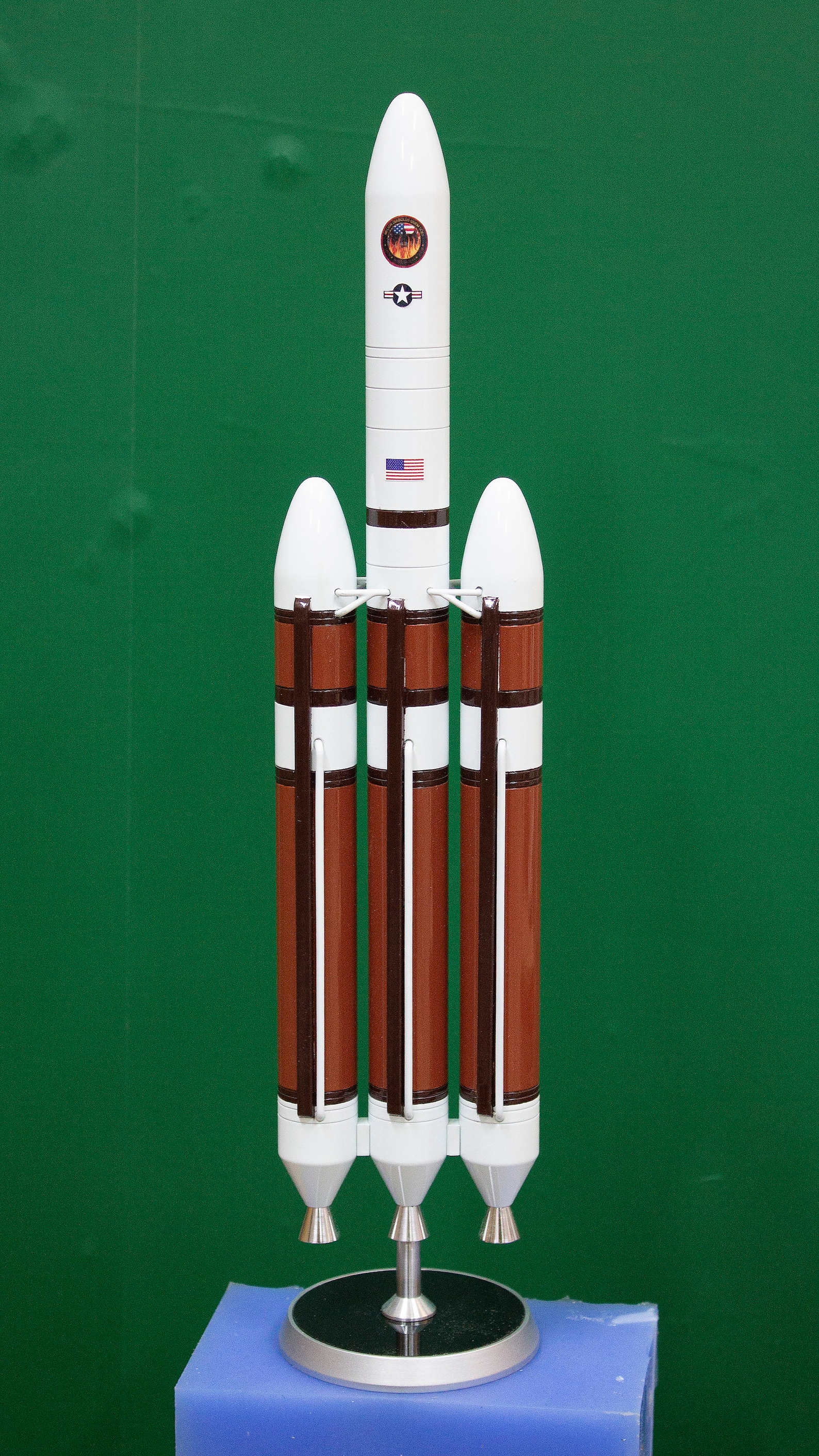 1:100 Scale Model of USA ULA Delta 4 Heavy | Spacecraft Launch Vehicle ...