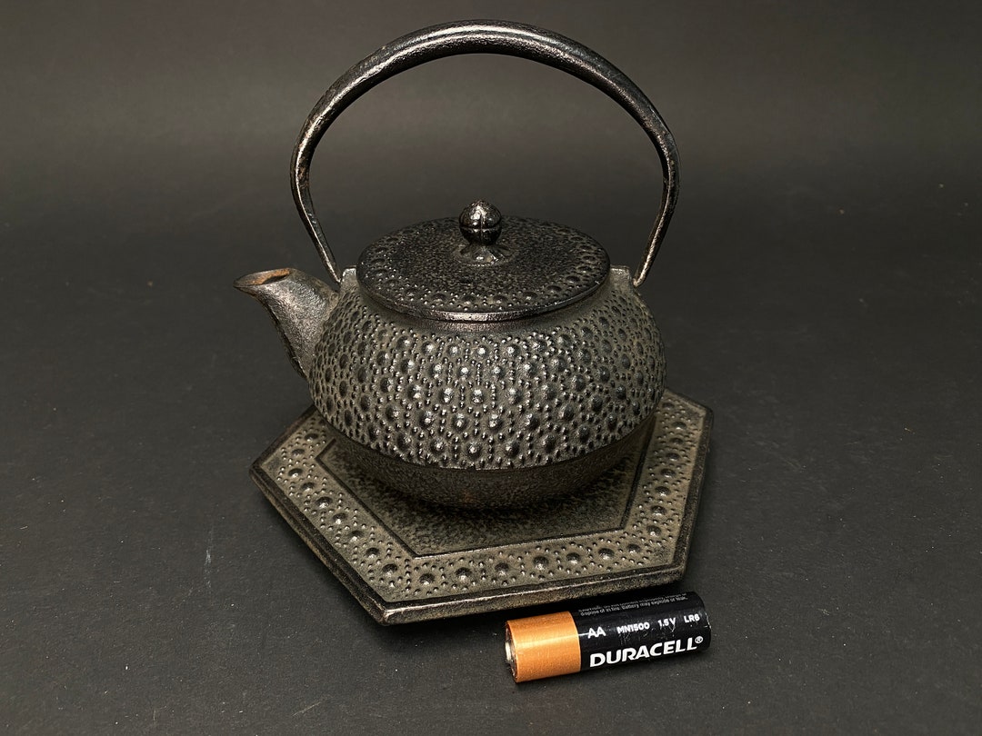 Japan Nambu Tekki Tetsubin！ Medium Black Teapot, With Cast Iron Mat, 250ml, 8oz, Infuser Trivet ...