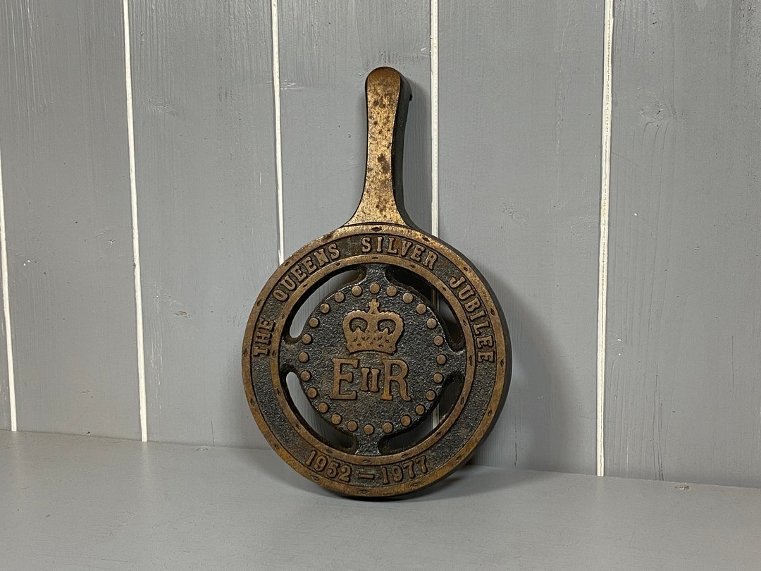 Celebrating Queen Elizabeth’s Silver Jubilee, Steel Kettle/ Pan Rest ...